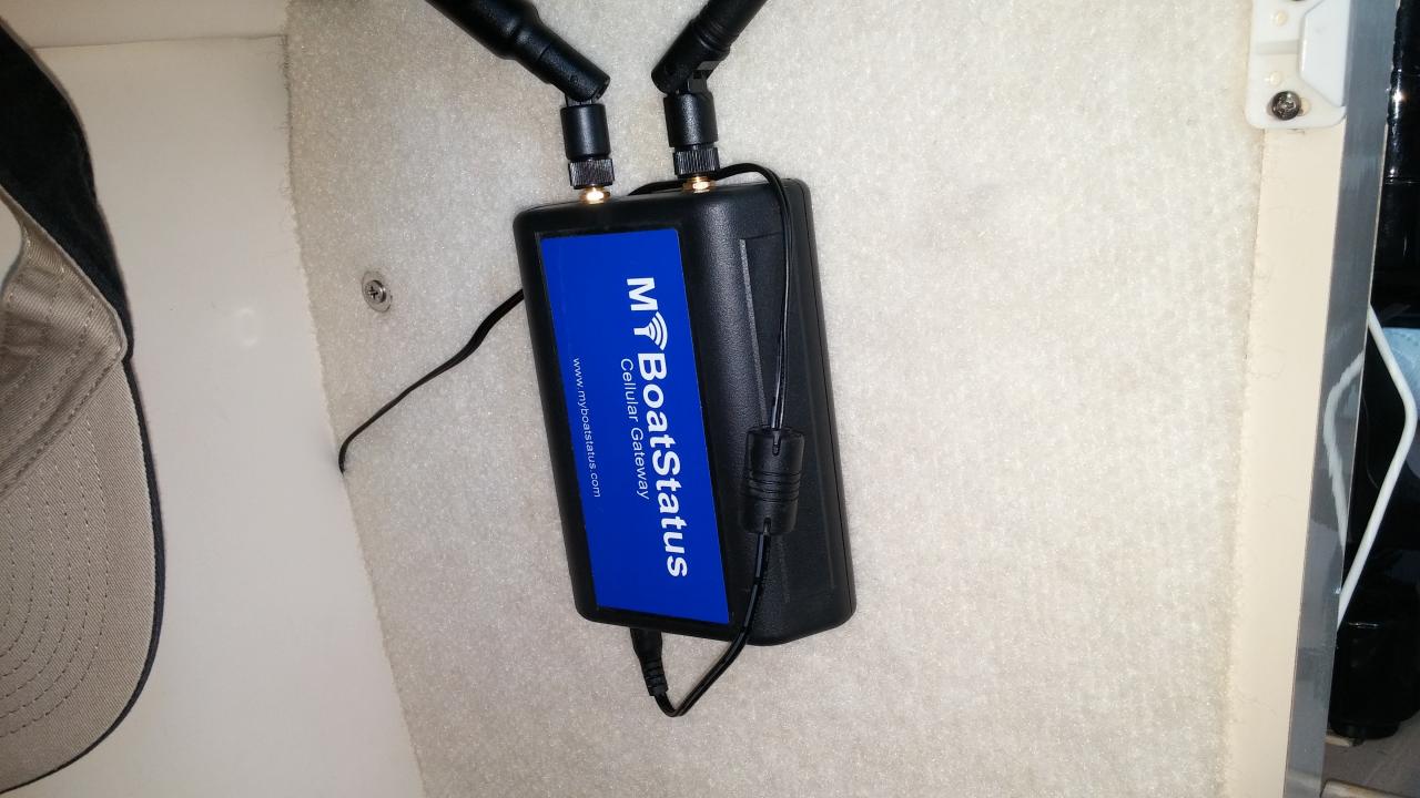 Stingray 220CS - Cabin Pictures